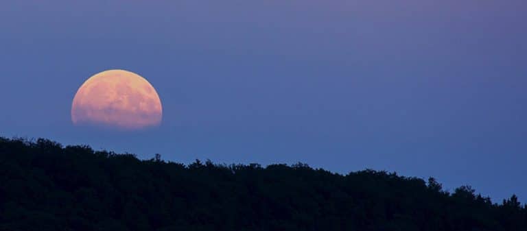 How to Photograph a Moonrise